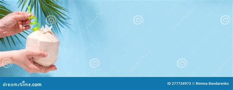 Cocktail Di Cocco Giovane Thai Immagine Stock Immagine Di Spremuta