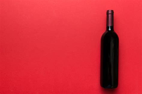 색깔의 테이블에 레드 와인 한 병 플랫 레이 상단 보기 Wth 복사 공간 0명에 대한 스톡 사진 및 기타 이미지 0명 가득 찬 갈색 Istock