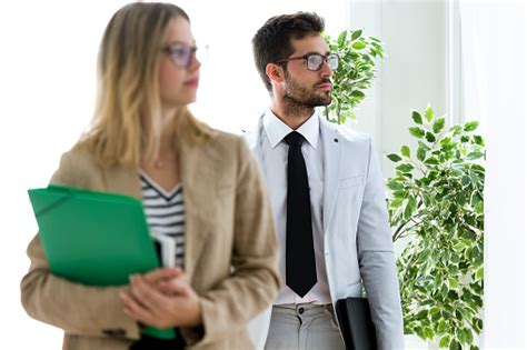 그들은의 복도에서 옆으로 보고 매력적인 젊은 비즈니스 파트너 회사 걷기에 대한 스톡 사진 및 기타 이미지 걷기 경영자 기업 문화 Istock