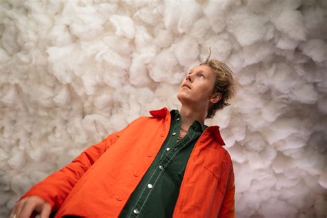 Guusje Zit Vast In Het Web Van Algoritmes Op Zijn Nieuwe Single Dopamine Soundflow