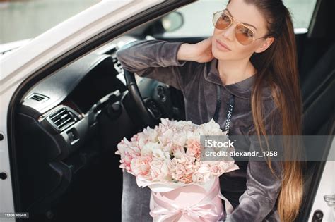 핑크 상자 가득 부드러운 차에 운전 석에 앉아 아름 다운 젊은 여자 Tult 색 꽃의 분홍색 테두리와 흰색 개성 개념에 대한 스톡 사진 및 기타 이미지 Istock