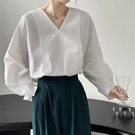 아임베일리 깔끔하고 심플한 무드의 셔츠에 언발 소매 디자인으로 더욱 유니크하게 즐기기 좋은