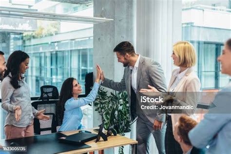 회의실에서 회의 중에 토론하는 사무실 동료 현대 사무실에있는 남성과 여성의 그룹 직원 참여에 대한 스톡 사진 및 기타 이미지 직원 참여 25 29세 30 34세