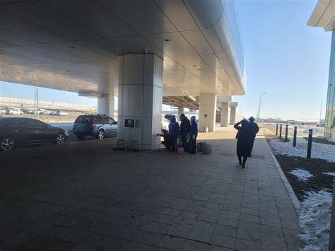 Чингис хаан нисэх буудлын ажилчид цэвэрлэгээгээ хийж байна