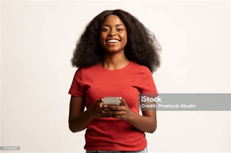 멋진 애플 리 케이 션 손에 스마트폰으로 긍정적인 아프리카 계 미국인 여자의 초상화 전화에 대한 스톡 사진 및 기타 이미지 전화 스마트폰 여자 Istock