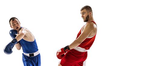 스포티한 남성 스포츠 유니폼을 입은 두 명의 프로 복서가 흰색 배경에 고립 된 펀치를 연습합니다 스포츠 경쟁 훈련 에너지의 개념 20 24세에 대한 스톡 사진 및 기타