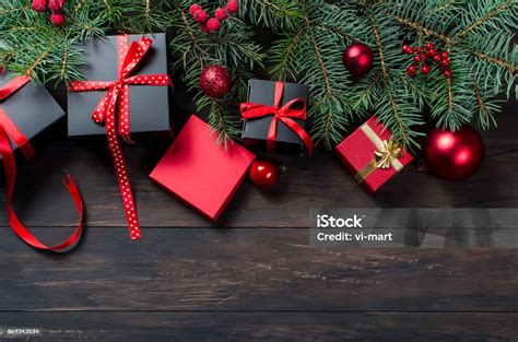 빨간 리본 및 전나무 가지 검정과 빨강 크리스마스 선물 상자 검은색에 대한 스톡 사진 및 기타 이미지 검은색 검은색 상자 용기 공 스포츠 장비 Istock