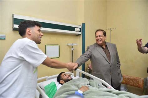 محمد أبو العنين يزور القندوسي في المستشفي بعد تعرضه للإصابة