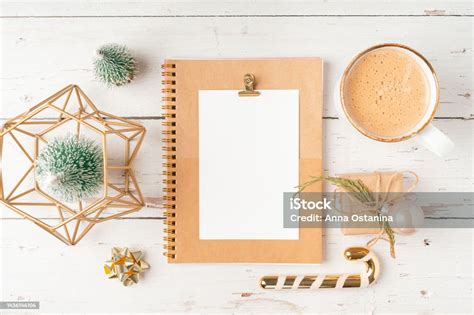 상단 보기 모형 빈 종이와 상단 보기 데스크톱 크리스마스 메모장 플래너 커피 한 잔 나무 브런치 크리스마스 에코 자연 장식