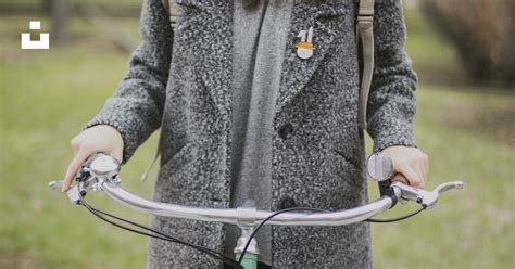 여자 회색 코트 승마 자전거 사진 Unsplash의 무료 회색 이미지