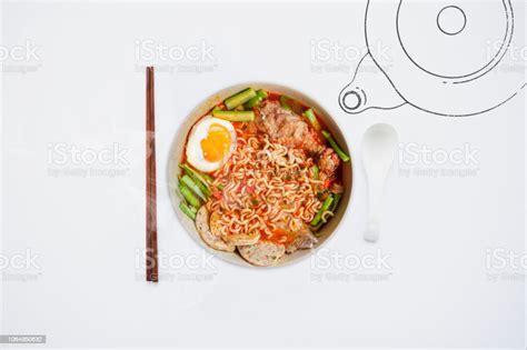 뜨겁고 매운 국수 그릇에 고립 된 흰색 배경 재료 한국 국수 그릇에서 종 된 숟가락과 젓가락 복사 공간 및 평면도 Washoku