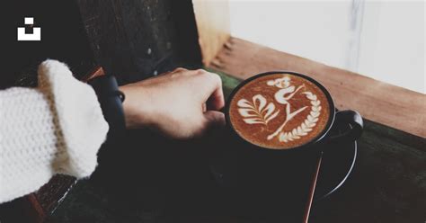 커피와 함께 흰색과 갈색 세라믹 머그잔을 들고 있는 사람 사진 Unsplash의 무료 사람의 이미지