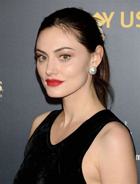 Phoebe Tonkin Scrolller