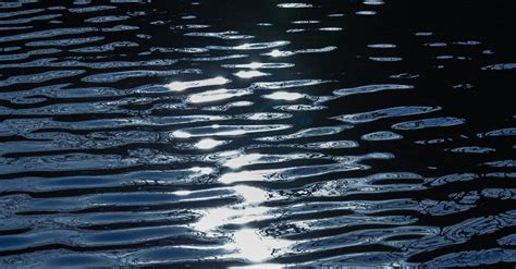 집 밖의 가벼운 거울 효과 경치가 좋은 고요한 고요함 관념적인 광택이 있는 매끄러운 물 물 반사 반사 반짝 반짝 빛나는 밝은 점 블루 빛나다