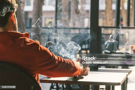 카페에서 담배를 피우는 남자의 뒷모습 건강에 해로운 생활 방식 흡연에 대한 스톡 사진 및 기타 이미지 흡연 거리 공공건물 Istock
