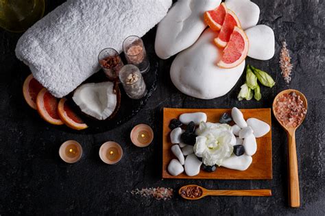 자갈 촛불 수건 꽃 코코넛 자 몽의 꽃 봉 오리 위에서 볼 수 있습니다 개념에 대한 스톡 사진 및 기타 이미지 개념 건강관리와 의술 건강한 생활방식 Istock