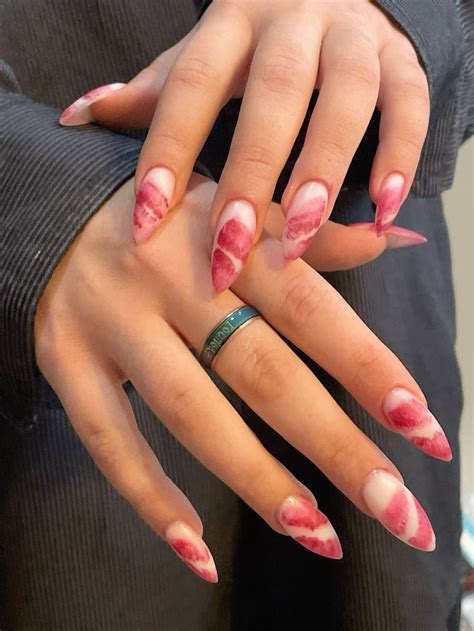 ногти с поцелуями Яркие акриловые ногти Фиолетовые ногти Маникюр в домашних условиях