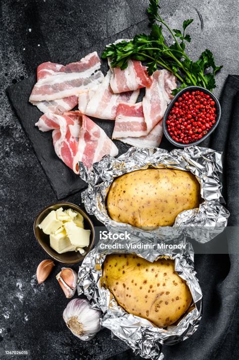 구운 감자를 요리하기위한 조리법 재료 베이컨 버터 파슬리와 치즈 검은 색 배경 위쪽 보기 0명에 대한 스톡 사진 및 기타 이미지 Istock