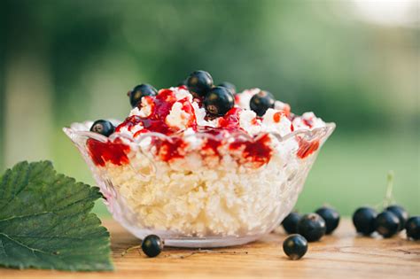 코 티 지 치즈와 신선한 블랙 커 런 트 베리 잼 우유 한 잔과의 슬라이스 갓 밝은 나무 배경에 빵 구운 음식 사진 개념입니다 Bokeh 배경에 아직도 인생입니다 파인 아트