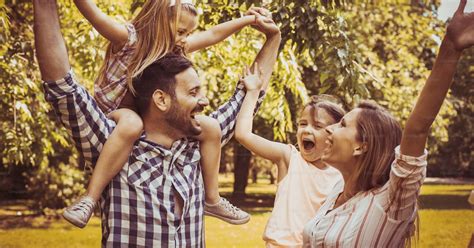 초원에서 함께 놀고 여름날을 즐기는 행복한 가족 아버지의 어깨에 앉아 있는 어린 소녀 사진 Unsplash의 바깥 이미지