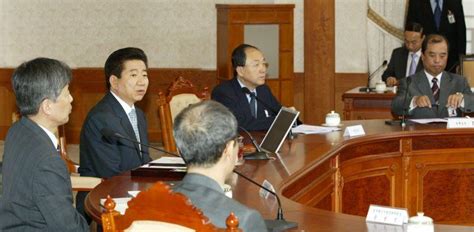 [노무현사료관] [국정과제조정회의에서 웃으며 말씀하는 노무현 대통령]