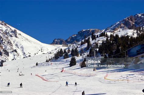 카자흐스탄 알마티 2021년 2월 28일 스케이터와 함께 스키 리조트의 눈 경사면 스노우보딩에 대한 스톡 사진 및 기타 이미지 스노우보딩 카자흐스탄 0명 Istock
