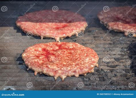Las Hamburguesas Se Cocinan En Humo En La Parrilla De Un Restaurante De