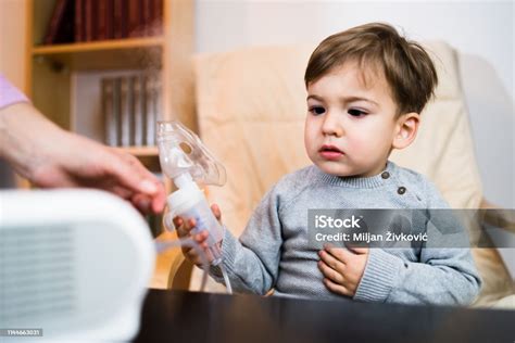 집에서 흡입 증기 흡입기 분무기 마스크를 사용 하 여 어린 소년 의료 절차 증기 약물 치료 천식 폐 렴 기관지염 기침 천식에 대한 스톡 사진 및 기타 이미지 Istock