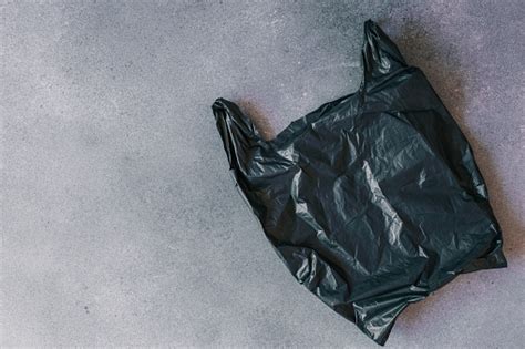 회색 배경에 식기 병 가방을 포함한 검은 플라스틱 폐기물의 평평한 배치 플라스틱 오염 환경 영향 및 일회용 플라스틱 폐기물의 개념 0명에 대한 스톡 사진 및 기타 이미지