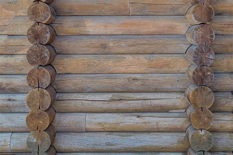 수직 통나무가 있는 낡고 소박한 나무 벽의 이미지 질감과 자연스러운 진정성을 보여주는 가구 가정 장식 또는 브랜드 헤리티지 광고에 사용할 수 있습니다 0명에 대한 스톡 사진
