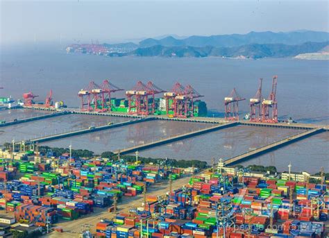 浙江：宁波舟山港年集装箱吞吐量首超4000万标准箱 人民图片网