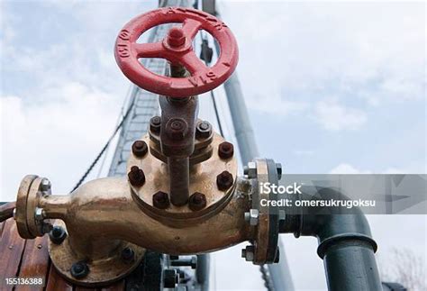 Katup Merah Foto Stok Unduh Gambar Sekarang Kuningan Saluran Pipa