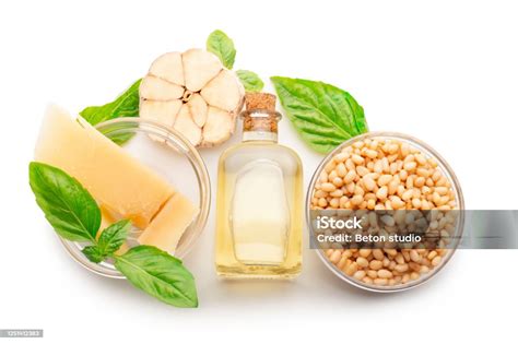 흰색 배경에 고립 된 페스토 소스를 요리하기위한 재료 전통적인 이탈리아 소스 페스토를 위한 제품 세트 바질 마늘 올리브 오일