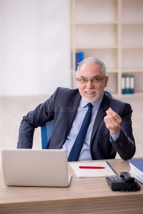 Empleado Masculino Anciano Que Trabaja En La Oficina Imagen De Archivo