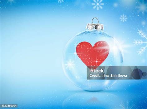 크리스마스 파란색 배경에는 눈송이로 둘러싸인 투명한 구 안에 하트가 있습니다 텍스트 배치 크리스마스에 대한 스톡 사진 및 기타 이미지 크리스마스 하트 모양 파란색