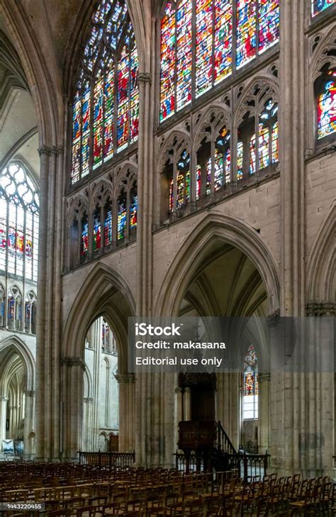 스테인드 글라스 창문과 고딕 양식의 건축물이있는 역사적인 트루아 대성당의 내부 전망 성당에 대한 스톡 사진 및 기타 이미지 성당 스테인드글라스 트루아 샹파뉴 지역
