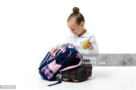 귀여운 소녀는 수업을위한 배낭을 수집합니다 흰색 배경에 고립되어 있습니다 6 7 살에 대한 스톡 사진 및 기타 이미지 6 7 살 건강한 생활방식 건강한 식생활