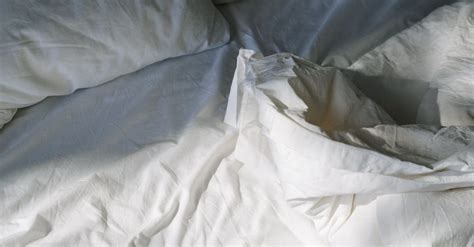 가정 냉각 게으른 격리 격리 기간 고립시키다 굿 모닝 담요 리넨 면직물 수직 쐈어 아늑한 집 아름다운 집 아침 이른 아침 잠자리에 들다 질감 된