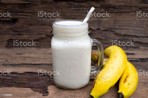 바나나 신선한 칵테일 바닐라 스무디 주스 화이트 과일 음료 건강 한 맛 맛 맛에 유리 에 밀크 쉐이크 나무 배경에 0명에 대한 스톡 사진 및 기타 이미지 Istock