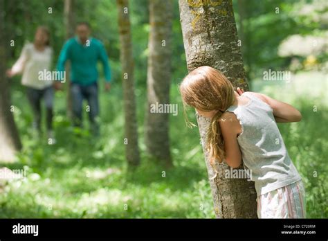 M Dchen Versteckt Sich Hinter Baum Stockfotografie Alamy