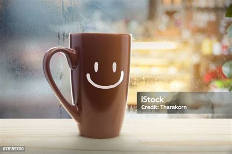 행복 한 커피의 갈색 얼굴 미소 좋은 아침 비오는 날 창 배경에 빨간 커피 한잔 김이 또는 행복 한 하루 메시지 개념 갈색에 대한 스톡 사진 및 기타 이미지 Istock