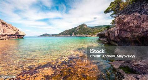 그리스 코린티아 북동부의 아늑한 해변의 다채로운 봄 전망 그리스 리조트의 햇볕이 잘 드는 야외 장면 자연의 아름다움 개념 배경 경관에 대한 스톡 사진 및 기타 이미지