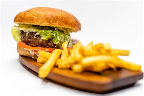 토마토와 양상추를 곁들인 소고기 버거와 프렌치 프라이 0명에 대한 스톡 사진 및 기타 이미지 0명 감자 요리 건강에 좋지 않은 음식 Istock