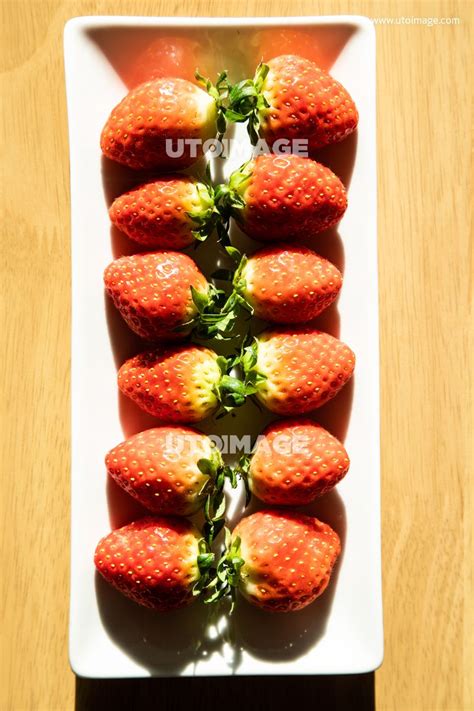 하얀접시에 담긴 딸기 과일 Onepro 사진 딸기 과일 농업 농작 농작물 신선 접시 신선한 작물 음식