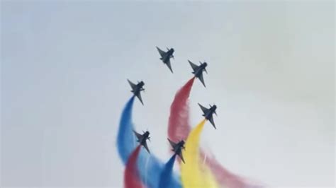 珠海航展火遍全网的95后女飞行员徐枫灿，实力有多强？从全国超12万高中毕业生脱颖而出凤凰网视频凤凰网