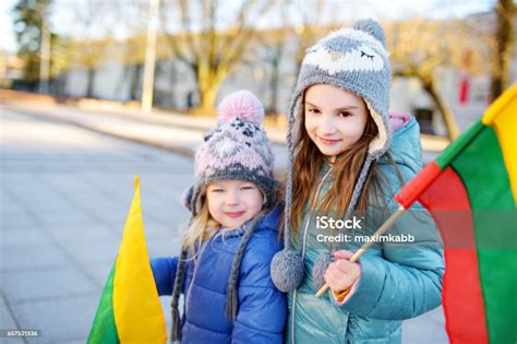 두 사랑 스러운 여동생 삼 색 리투아니아 깃발을 들고 리투아니아 독립 기념일 축 하 2명에 대한 스톡 사진 및 기타 이미지 2명 2월 3월 Istock