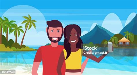 혼합 경주 부부 사랑 전체 길이 Selfie 사진 연인 열 대 해변 물 방갈로 집 풍경 여름 여행 휴가 신혼 여행 개념 남자