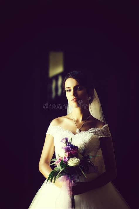 Adna Panna M Oda Z Kwiatu Bukietem Zdj Cie Stock Obraz Z O Onej Z Wallah Bride