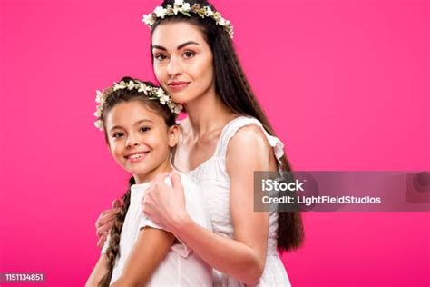 아름 다운 행복 한 어머니와 딸 흰색 드레스와 꽃 화 환에서 웃 고 카메라에 고립 된 분홍색 2명에 대한 스톡 사진 및 기타 이미지 Istock