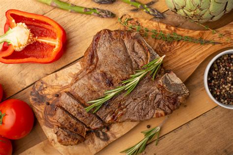 로즈마리 후추 조미료 신선한 채소를 나무 배경으로 한 대리석 쇠고기 스테이크 레스토랑 메뉴 미식 맛있는 음식 레스토랑 서비스